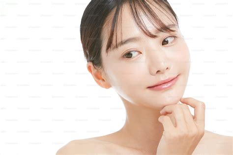 젊은 아시아 여성과 하얀 배경과 스트로보 조명의 아름다운 초상화 사진 Unsplash의 초상 이미지