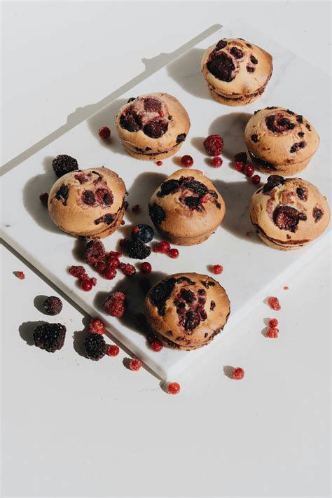 갓 구운 과일 과일 디저트 구르메 레시피 구운 단 음식 달콤한 달콤한 대접 디저트 딸기 라즈베리 맛있는 머핀 먹고 싶은 미니멀리스트 미식가 베리