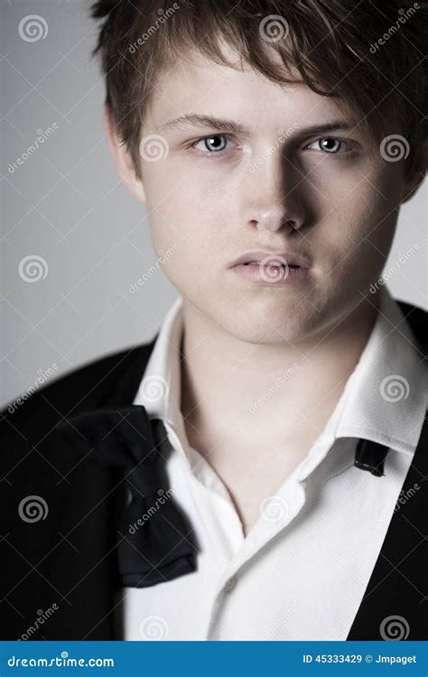 16 Jaar Oude Jongen Stock Afbeelding Image Of Kostuum 45333429