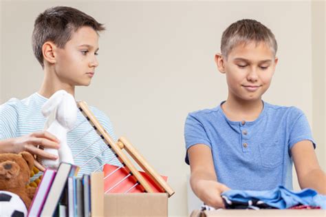 기부 상자 장난감 옷 책 문구용품을 기부 자선 상자에 분류하는 어린이 자원 봉사자 Charitable Foundation에 대한 스톡 사진 및 기타 이미지