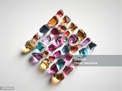 3d 렌더링 흰색 배경 유행 벽지 석 영 거친 말도 Faceted 보석 보석 Semiprecious 치유 하는 Reiki에 고립 된 모듬된 컬러 영적 크리스탈 사각 모양