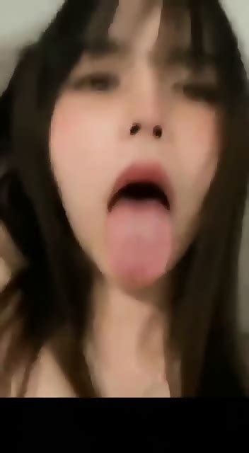 超巨核彈奶妹子和男友啪啪片這個胸型真是頂！ Eporner