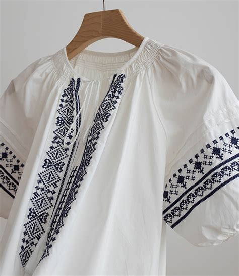 코코젠 포럼 에스닉 자수 테슬 퍼프소매 블라우스