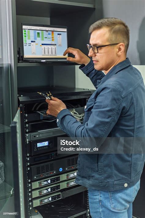 기술자가 랩톱 컴퓨터에 오디오 시스템의 새 응용 프로그램을 설정하고 있습니다 It 지원에 대한 스톡 사진 및 기타 이미지 It 지원 개선 건축물 Istock