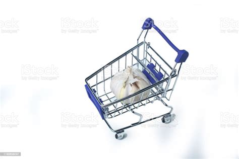 흰색 배경에 고립 된 쇼핑 카트에 마늘 전구 이미지에는 복사 공간이 포함되어 있습니다 쇼핑 컨셉 0명에 대한 스톡 사진 및 기타 이미지 Istock