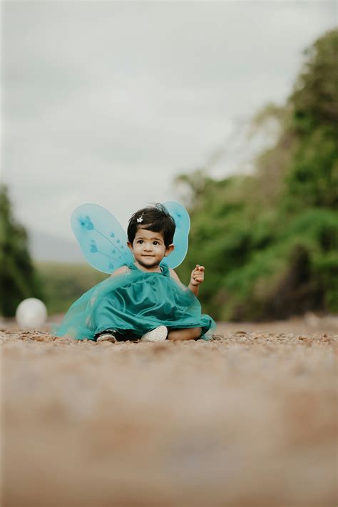 거친 경치 경치가 좋은 공상 귀여운 기발한 기쁨 나뭇잎 나비 의상 날개 녹색 드레스 녹지 놀이 농촌의 덤불 동화 머리띠 봄 사랑스러운