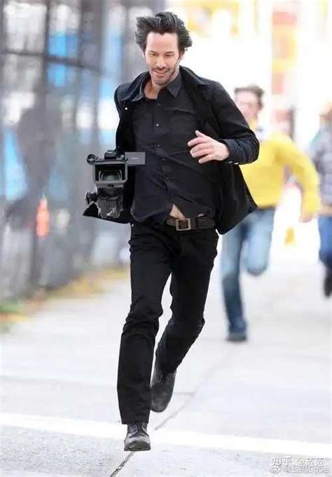 基努 · 里维斯与女友在《疾速追杀：芭蕾杀姬》首映礼上亮相，传言两人已结婚，这则消息的真实性如何？ 知乎