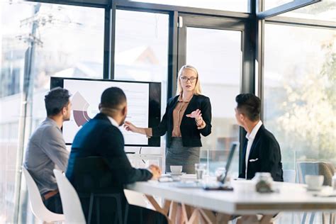 세심한 동료들과 함께 현대적인 사무실 환경에서 젊은 전문 선도적 인 비즈니스 프레젠테이션 18 23 개월에 대한 스톡 사진 및 기타 이미지 18 23 개월 20 24세