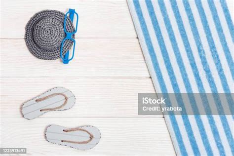 여름 신발 모자 수건 흰색 나무 배경에 선글라스와 해변 라운지 공간의 구성 미니어처의 평면 평신도 최소한의 스타일 공간을