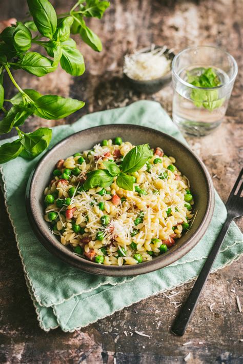 Makaron orzo z pancettą i groszkiem – La Bonita