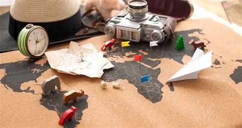 오래 된 카메라와 경로 지도 빈티지 사진에 계획 한다 여행 그리고 휴가입니다 공간 복사 가죽에 대한 스톡 사진 및 기타 이미지