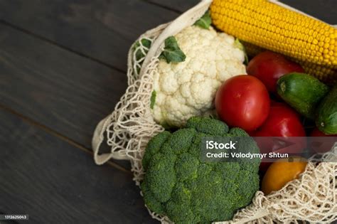 테이블에 재사용 가능한 면 메쉬 가방에 혼합 유기농 야채의 무리 제로 폐기물 개념 친환경 라이프스타일 컨셉 에코 백에 식료품 플라스틱 무료 항목 재사용 감소 재활용 거부 0