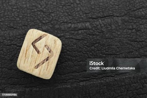 나무 룬 제라는 검은 질감의 배경에 있다 텍스트를 위한 공간 0명에 대한 스톡 사진 및 기타 이미지 0명 검은색 고대의 Istock