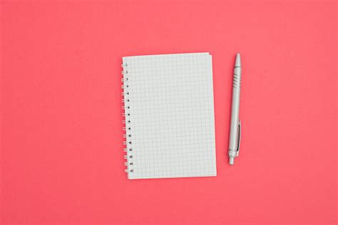 Office A6 노트북 와이어 바인딩은 빈 템플릿 디자인 아이디어를 모의 파스텔 핑크 배경에 대한 회색 볼펜 모형 메시지 레이아웃에 대한 공간 템플릿 디자인을 복사합니다