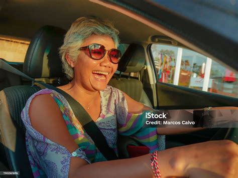 생활의 여름 초상화 중간 세 행복 하 고 매력적인 고급 아시아 인도네시아어 여자 운전 왼손 자동차 쾌활 하 고 무료 자동차 대