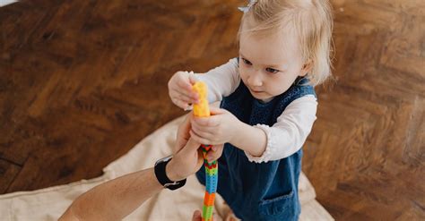 가정 활동 가족 건설적인 놀이 교육 금고 금발 노는 시간 놀이 다채로운 독창성 동기 부여 발달 기술 보육 블록 타워 빌딩 블록 사랑스러운 사본