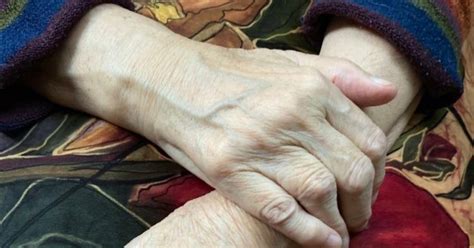 როგორ გავხდი დედაჩემის დედა ჩერდება ჩვენი ცხოვრება როცა ასაკიანი მშობლები ავად ხდებიან