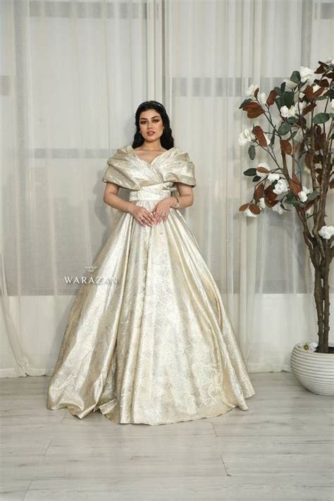 فستان ملكي بتصميم عصري