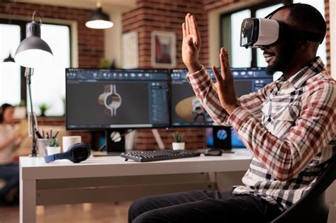 컴퓨터에서 cad 소프트웨어를 제조하는 산업 제품을 개발하는 vr 안경을 쓴 기술자 엔진 기어 구성을 만들기 위해 증강 현실