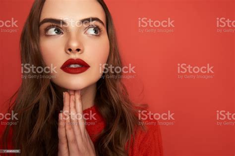 그녀의 얼굴 실내 가까이 함께 손을 잡고 아름 다운 여자의 자른 사진 개념에 대한 스톡 사진 및 기타 이미지 개념 귀여운 기도하기 Istock