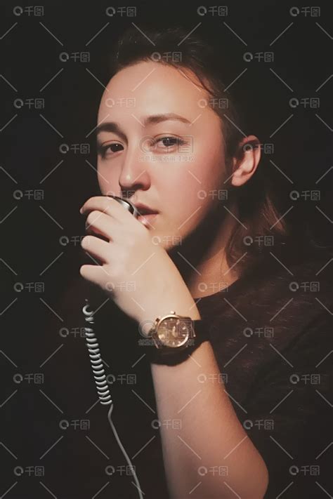 聊天ai数字艺术 聊天简约写实风青少年歌手专注手持麦克风发声场景人像照片 Ai人像免费下载 Png格式 2688像素 编号71839229 千图网