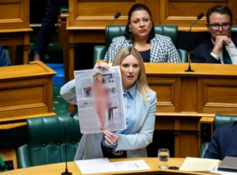 “모욕적이고 참담” 의회서 알몸 사진 공개한 여성 의원 무슨일