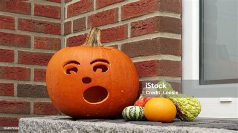 해피 할로윈 호박 가을 휴일 할로윈을위한 집 앞이나 정원에서 장식 배열 추수 감사절 수확에 대한 스톡 사진 및 기타 이미지 수확 원예 장식품 Istock
