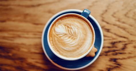 책상 위에 있는 맛있는 크림 같은 커피 한 잔의 상위 뷰 사진 Unsplash의 모카 이미지