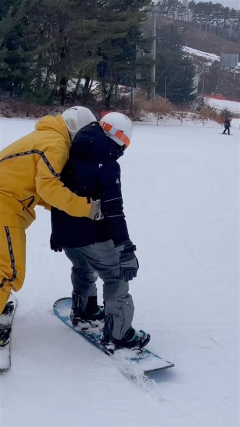 ️처음 시작이 중요합니다 ️어디에서 누구에게 배우실지 고민하지 마시고 부모님이 추천하고 함께 배우는 엘리트보드스쿨로 놀러오세요 ️스노우보드를 처음접하시는분