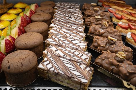 프랑스 제네빌리어스 03 11 2022 장인 제빵사 및 페이스트리 셰프 빵집에서 혼합 타르트와 케이크의 세부 사항 0명에 대한 스톡 사진 및 기타 이미지 Istock