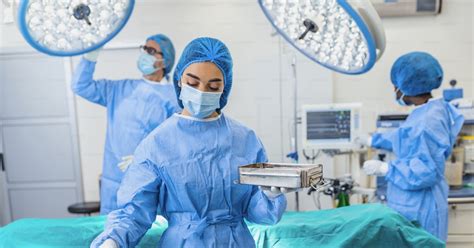 수술실에서 수술 도구를 복용하는 수술복을 입은 여성 외과의 병원 수술실에서 젊은 여성 의사 사진 Unsplash의 수술용 모자 이미지