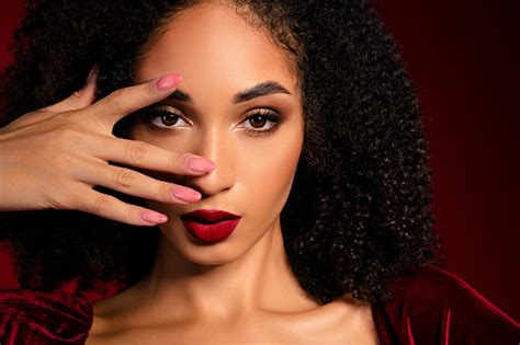 세련 된 매력적인 숙녀 터치 얼굴 빨간 부르고뉴 색 배경에 밝은 화장을 하는 유혹적인 모습 25 29세에 대한 스톡 사진 및 기타 이미지 25 29세 공휴일 관능