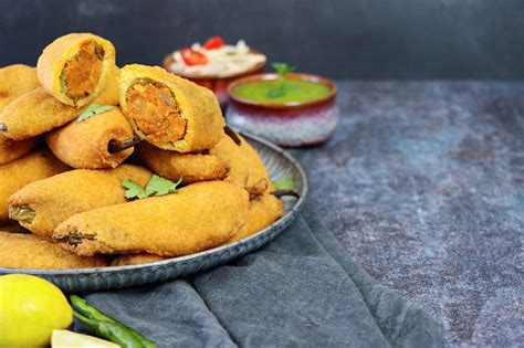 접시에 녹색 칠리 프리터 인도 길거리 음식 그릇 민트와 고수 처트니 회색 배경 복사 공간으로 채워진 튀긴 거리에 대한 스톡 사진 및 기타 이미지 Istock