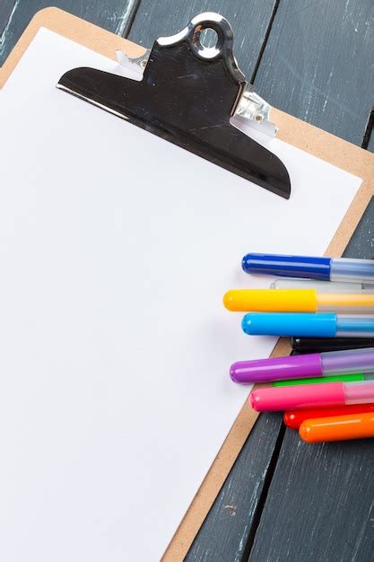 Premium Photo Clean Sheets On Table With Markers