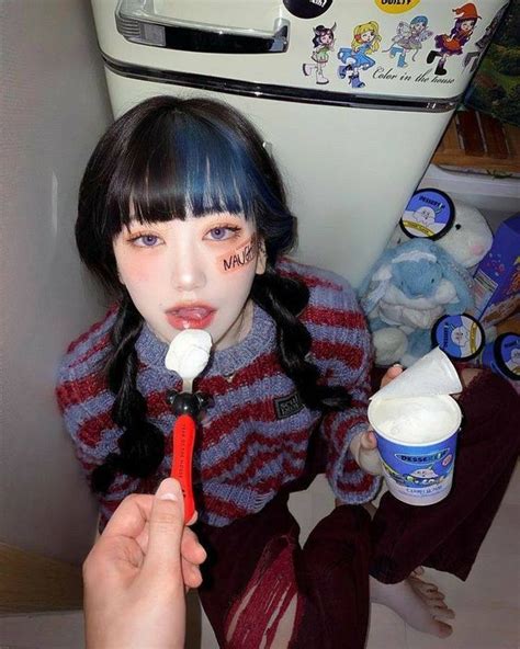 아이스크림 여자 떠먹여주는 오늘의짤방