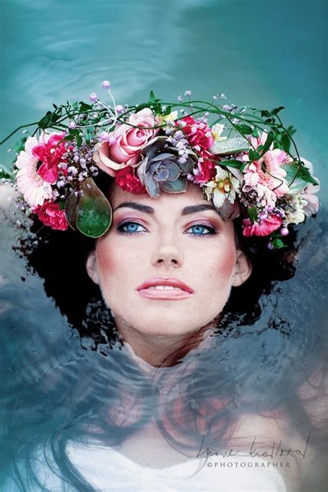 ყვავილების გვირგვინით მორთული 20 ულამაზესი გოგონას ფოტო