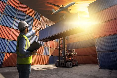 물류 가져오기 내보내기 배경에 대 한 트럭을 컨테이너 상자를 로드 하는 포먼 제어 화물 운송에 대한 스톡 사진 및 기타 이미지 화물 운송 건설 산업 건축물 Istock