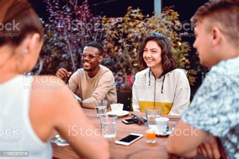 아프리카 남성 지출 시간 와 그의 라틴어 과 스웨덴어 친구 백인종에 대한 스톡 사진 및 기타 이미지 백인종 아프리카 민족