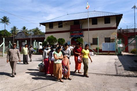 ပြစ်ဒဏ်လွတ်ငြိမ်းခွင့်ဖြင့် မြိတ်အကျဉ်းထောင်နှင့် ကျောက်ဖြူတောင်ကုန်ထုတ