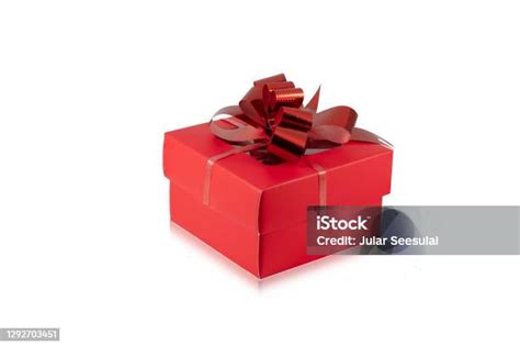 고립 된 흰색 배경에 흰색 파란색 및 분홍색으로 격리 된 선물 상자를 엽니 다 복사 공간을 가지고 있습니다 0명에 대한 스톡 사진 및 기타 이미지 Istock
