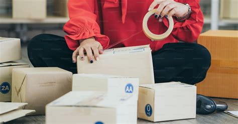 온라인 판매자는 홈 오피스에서 일하고 고객에게 배송 배달 상자를 포장합니다 인터넷에서 전자 상거래 비즈니스를 하는 소기업 소유자 또는 기업가 사진 Unsplash의