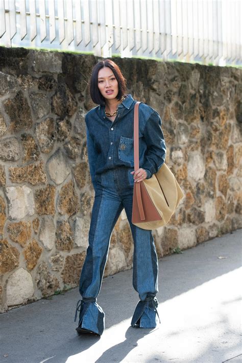 Streetstyle двоколірні джинси головний вибір модниць цього літа Читайте на Ukr Net