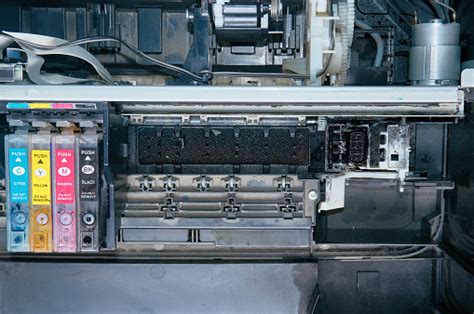 오래 된 더러운 잉크 제트 프린터를 분해 내부 부품의 보기입니다 공학에 대한 스톡 사진 및 기타 이미지 공학 기술자 기업 재무와 산업 Istock