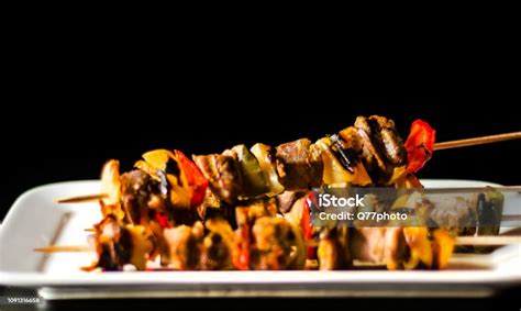 나무 보드 화려하 고 맛 있는 요리에 야채와 고기 구운된 꼬치 0명에 대한 스톡 사진 및 기타 이미지 0명 개념 개념과 주제 Istock