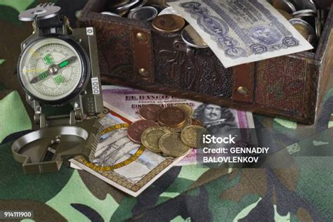 상자 동전 오래 된 지폐와 위장 피복 희소 한 발견에 대 한 검색에 나침반의 가슴 모험가 및 보물 사냥꾼의 개념입니다 컴퓨터 게임 전리품 상자에 대 한 테마 고대 유물에