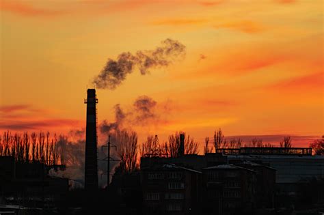 높고 넓은 굴뚝 많은 양의 연기와 물질이 대기로 방출되는 파이프 눈덮인 서리가 내린 겨울에 환경을 오염시키는 공장이나 기업의 일부 공기 오염에 대한 스톡 사진 및 기타