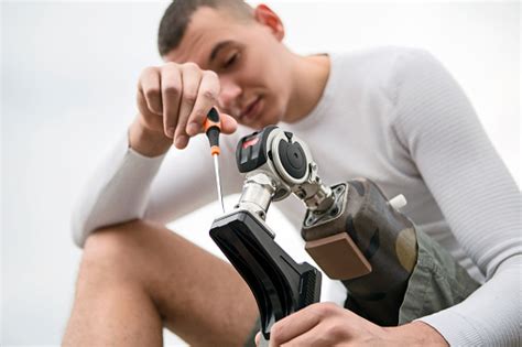 드라이버와 함께 실행 하기 위한 보 철 다리를 조정 하는 젊은 러너 건강관리와 의술에 대한 스톡 사진 및 기타 이미지 건강관리와 의술 건강한 생활방식 근육질 체격