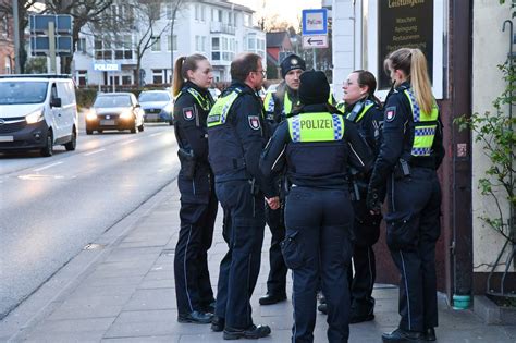 Streit In Hamburg Eskaliert Mann Wird Mit Dartpfeil In Den Hals Gestochen Mopo