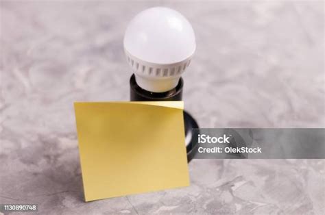 한 현대 새로운 플라스틱 Led 전구 블랙 소켓 및 오래 착용 회색 콘크리트 바닥에 빈 노란색 곡선 된 종이 스티커 0명에 대한 스톡 사진 및 기타 이미지 Istock