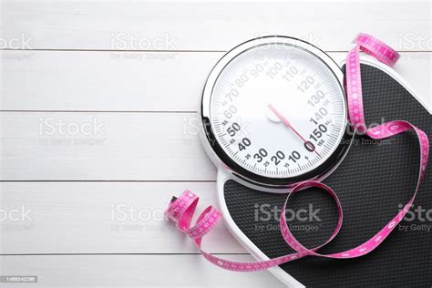 욕실 저울 측정 테이프 및 흰색 나무 바닥의 텍스트 공간 평면도 체중 감량 개념 저울에 대한 스톡 사진 및 기타 이미지 저울 줄자 0명 Istock
